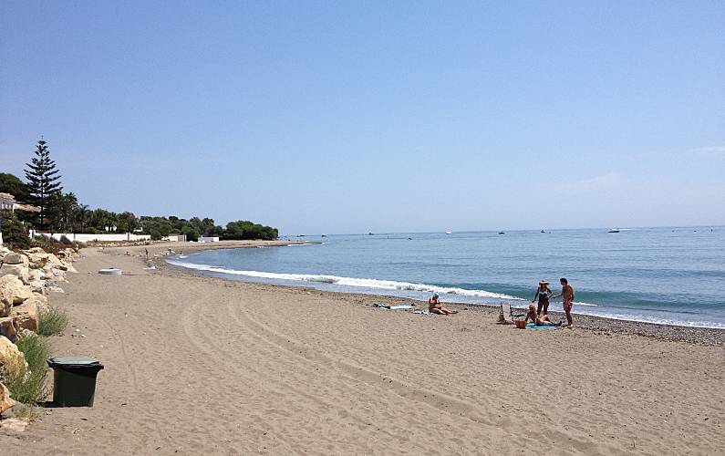 Playa Bahia de Benamara cerca de Marbella y Banus - Atalaya-Isdabe ...